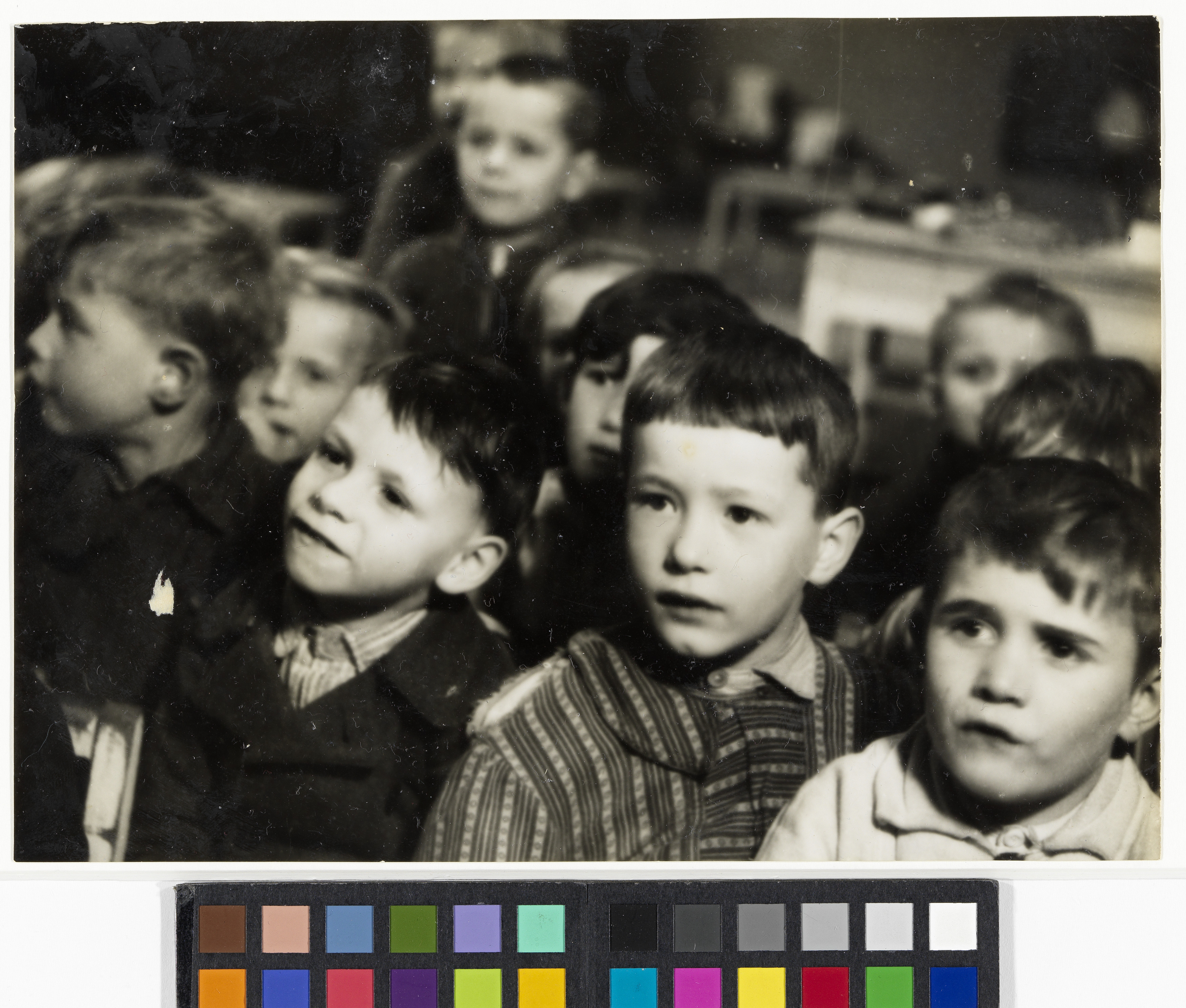 Kasperltheater im Kindergarten eines Barackenlagers in Simmering, Wien ...