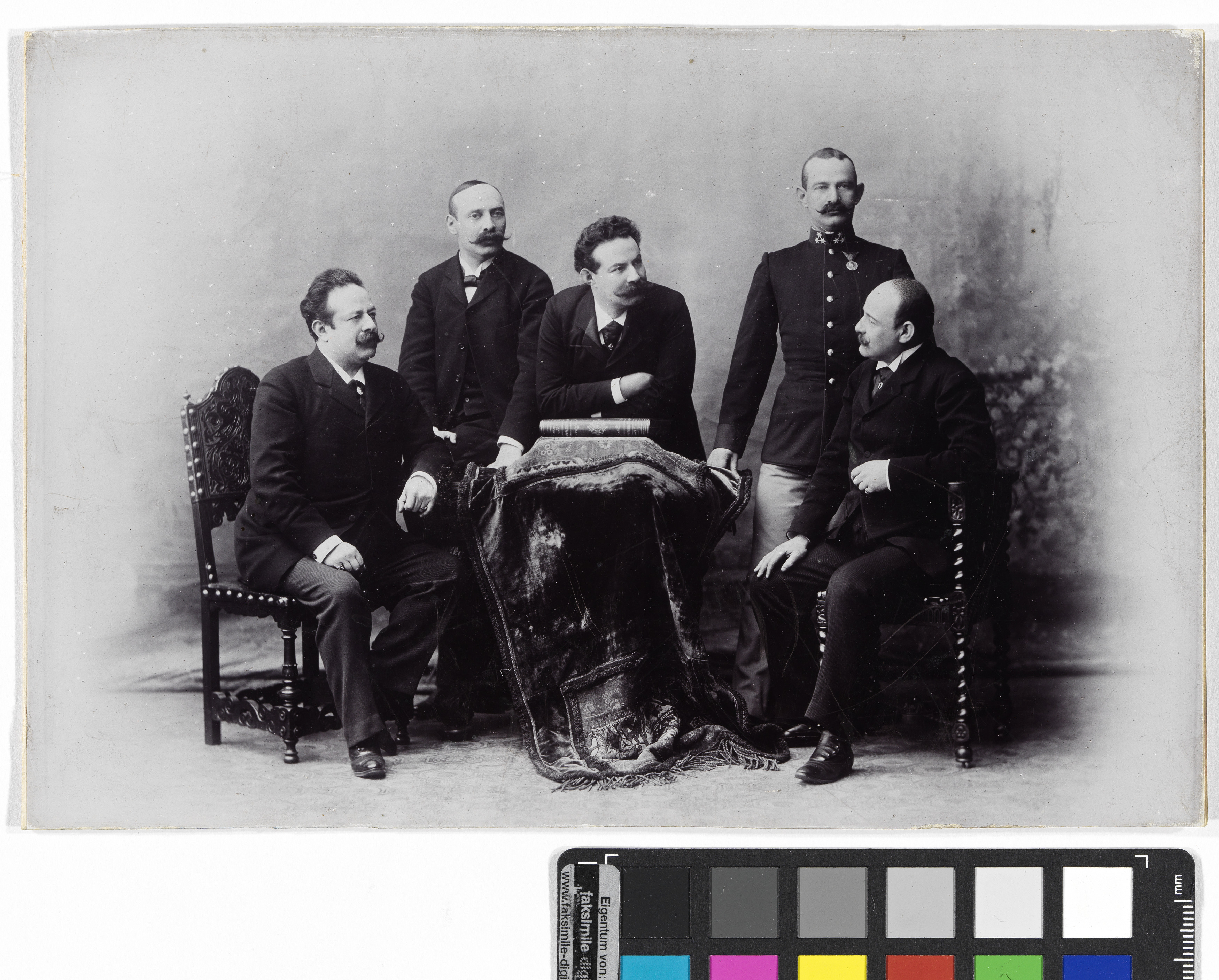 Der Pianist und Komponist Alfred Grünfeld (1852-1924) (ganz links) und ...