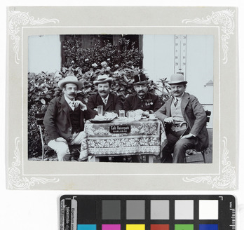 Der Pianist und Komponist Alfred Grünfeld (1852-1924) (ganz links) und ...