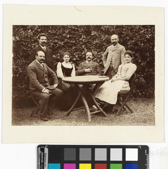 Der Pianist und Komponist Alfred Grünfeld (1852-1924) (Mitte) und seine ...