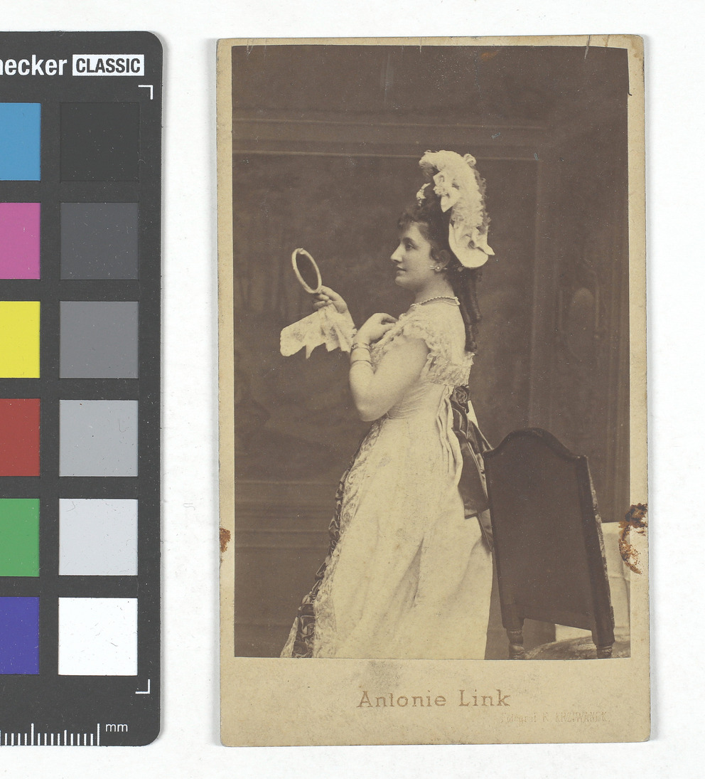 Antonie Link (1853-1931) als "Margot" in der Operette "Margot, die ...