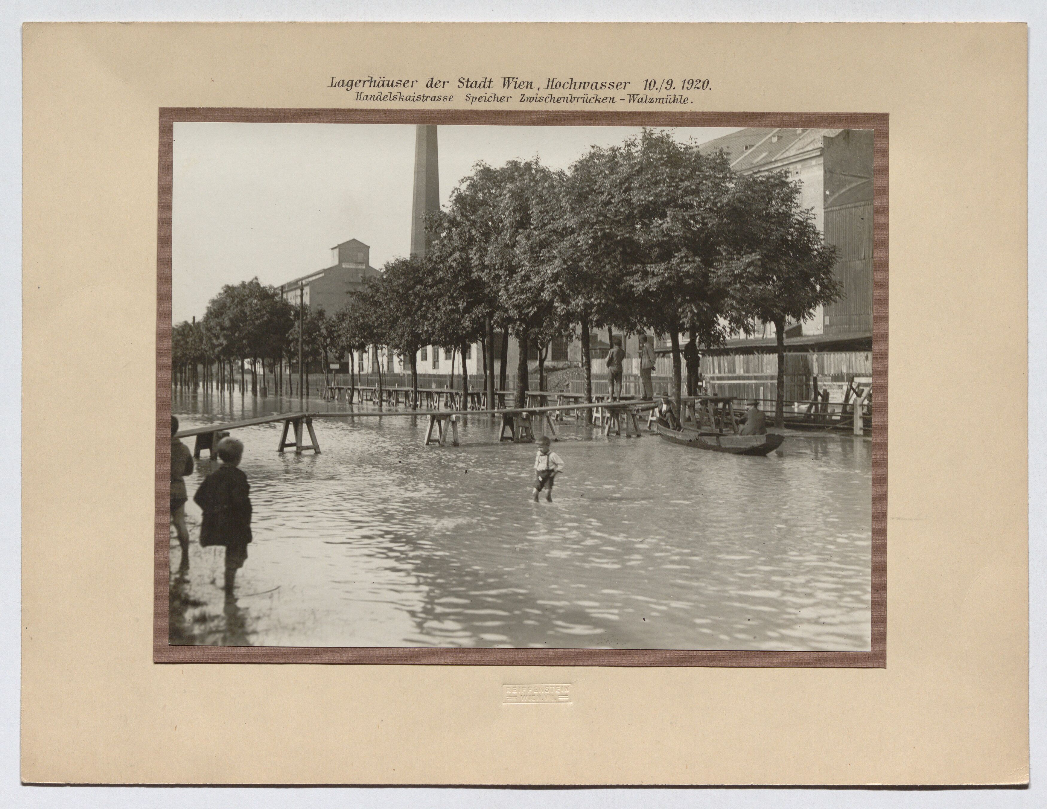 2., Handelskai, Lagerhäuser der Stadt Wien während des Hochwassers am ...