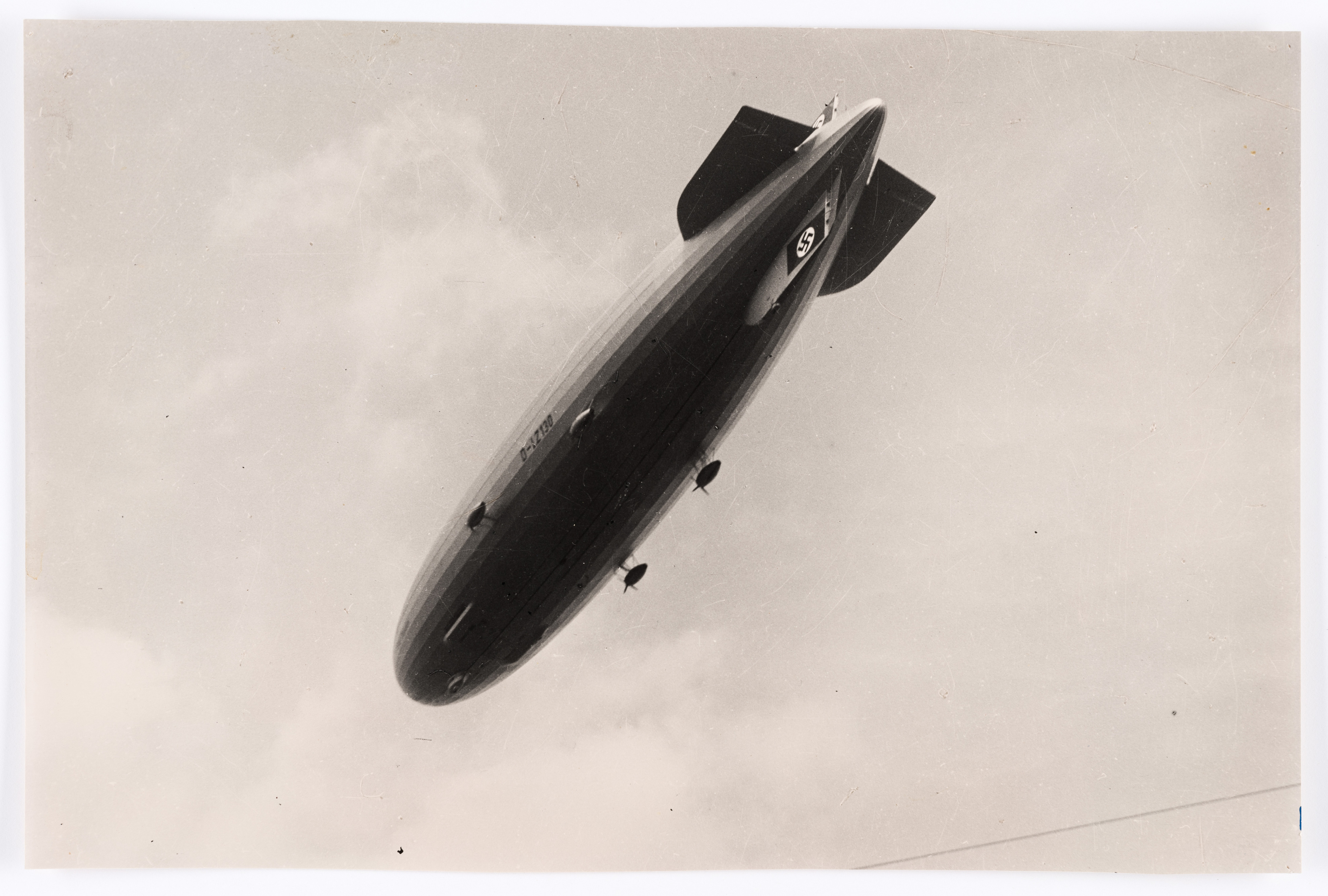 Das Luftschiff LZ 130 "Graf Zeppelin II" mit Hakenkreuz – Wien Museum Online Sammlung