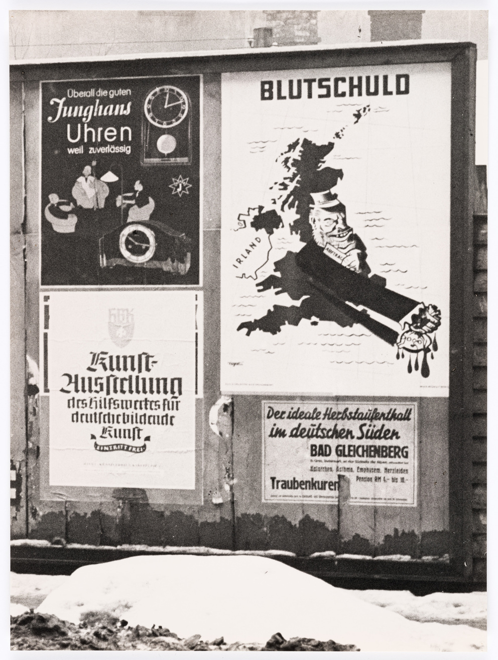 Plakatwand mit antibritischer NS-Propaganda, Reklame und Ankündigungen ...