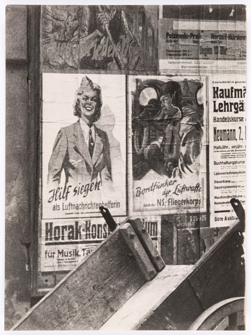 Plakatwand mit NS-Propaganda zur Rekrutierung von ...