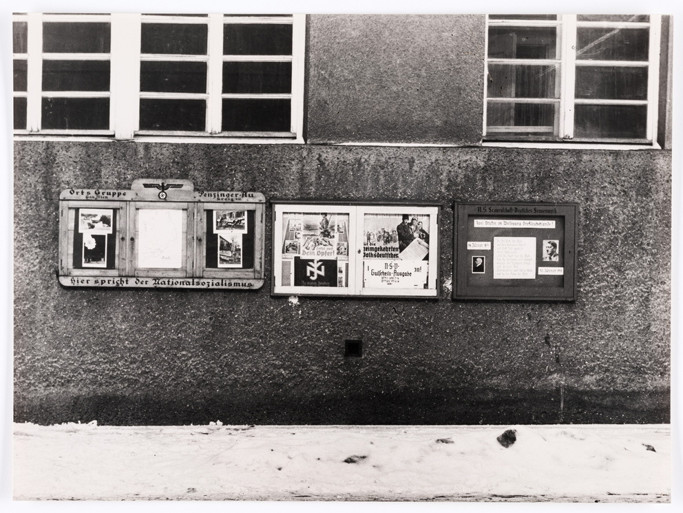 Propagandaschaukästen der NSDAP, NS-Frauenschaft und NS-Volkswohnfahrt ...