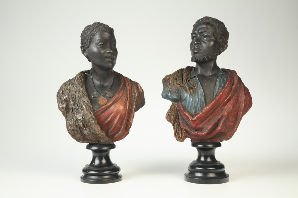 Büste: Stereotype Darstellung einer Nordafrikanerin mit Münzkette als ...