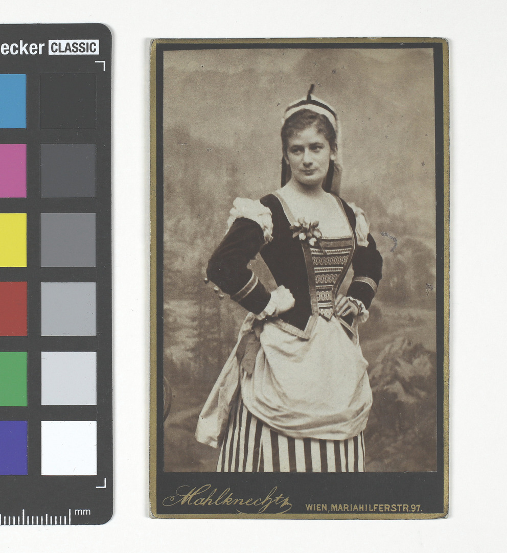 Emma Doré (geb. 1854) als Tänzerin in "Carmen" von Georges Bizet ...