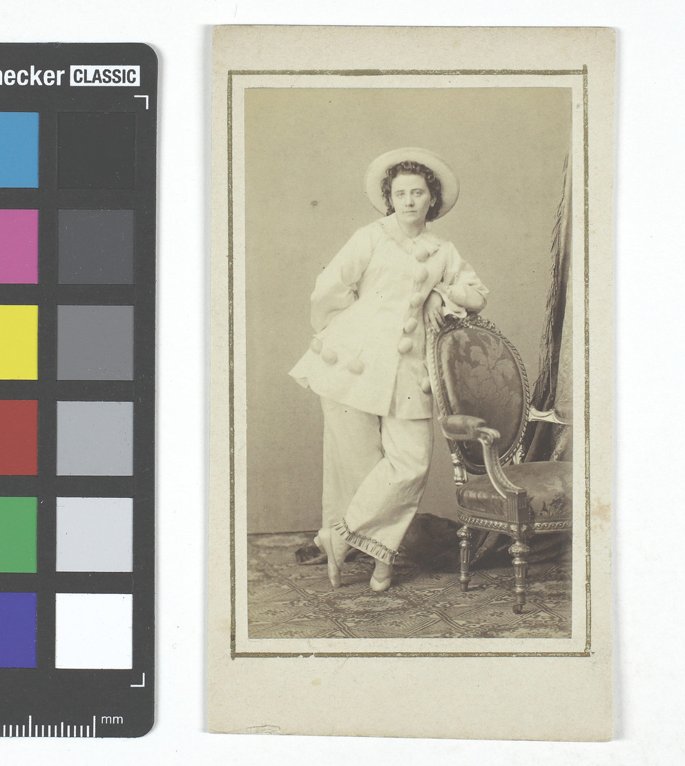 Helene Weinberger (1839-1898) als "Pierrot" in der Operette "Pierrot ...