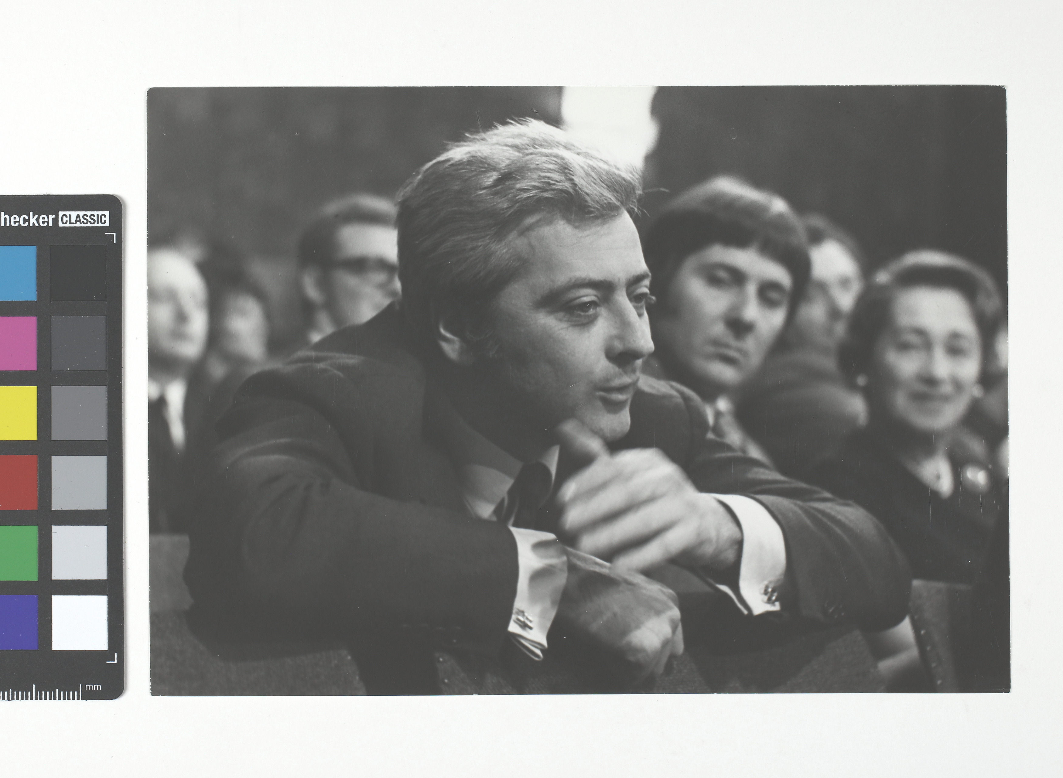 Wolfgang Hutter (1928-2014), Maler, Grafiker bei einer Diskussion über ...