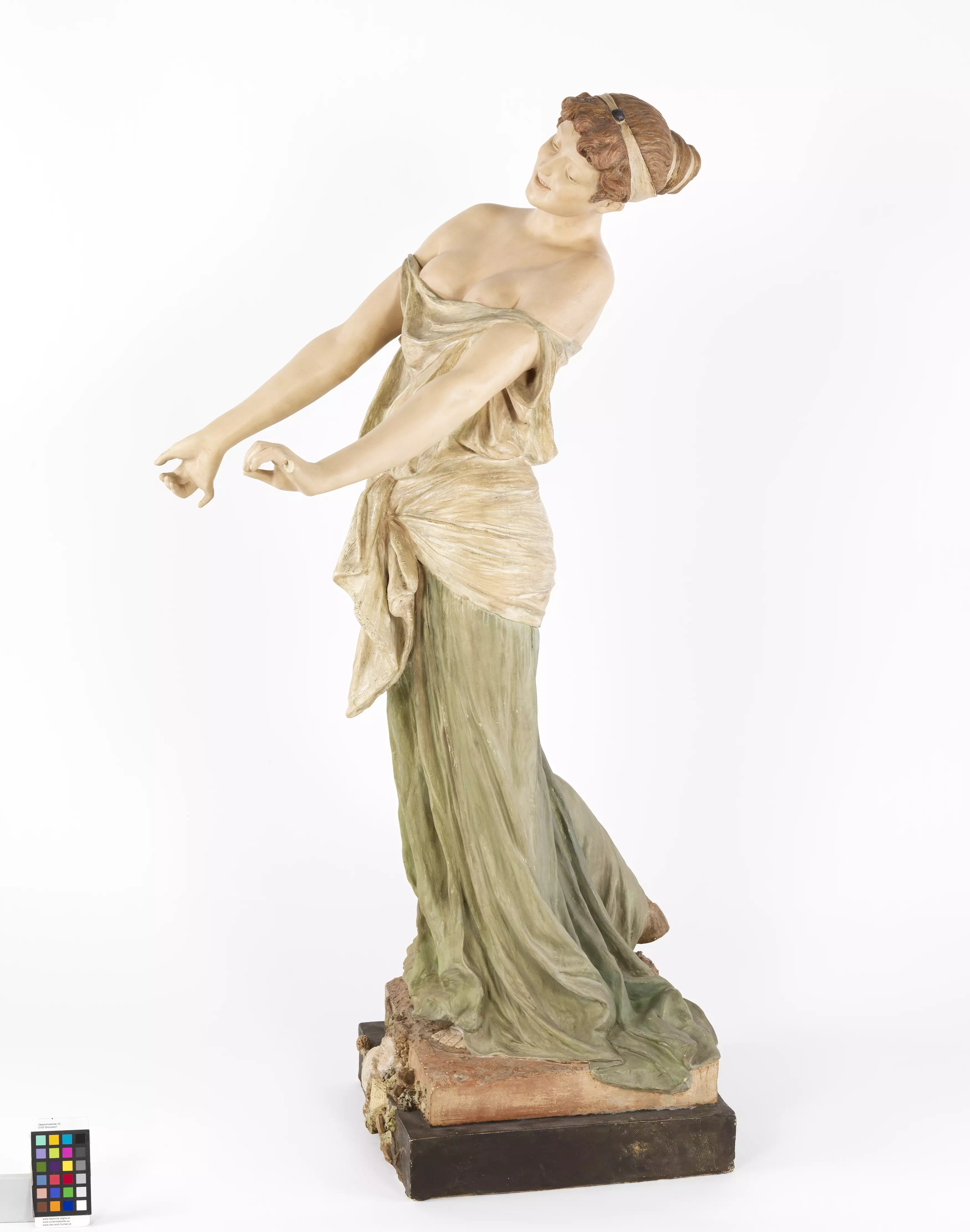 Stehende Sängerin mit halb entblößtem Busen auf getrepptem Sockel mit ...