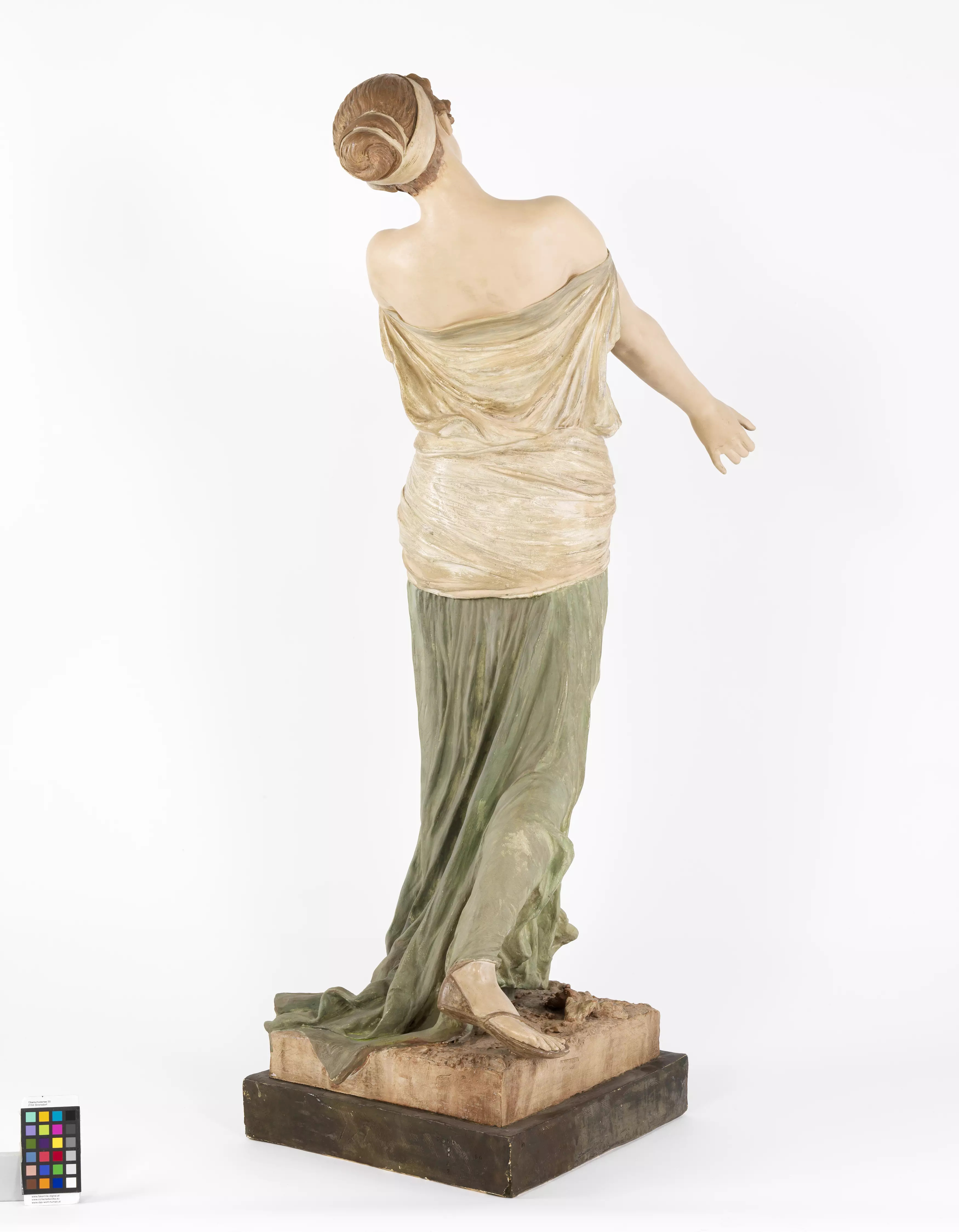 Stehende Sängerin mit halb entblößtem Busen auf getrepptem Sockel mit Maskaron und ...