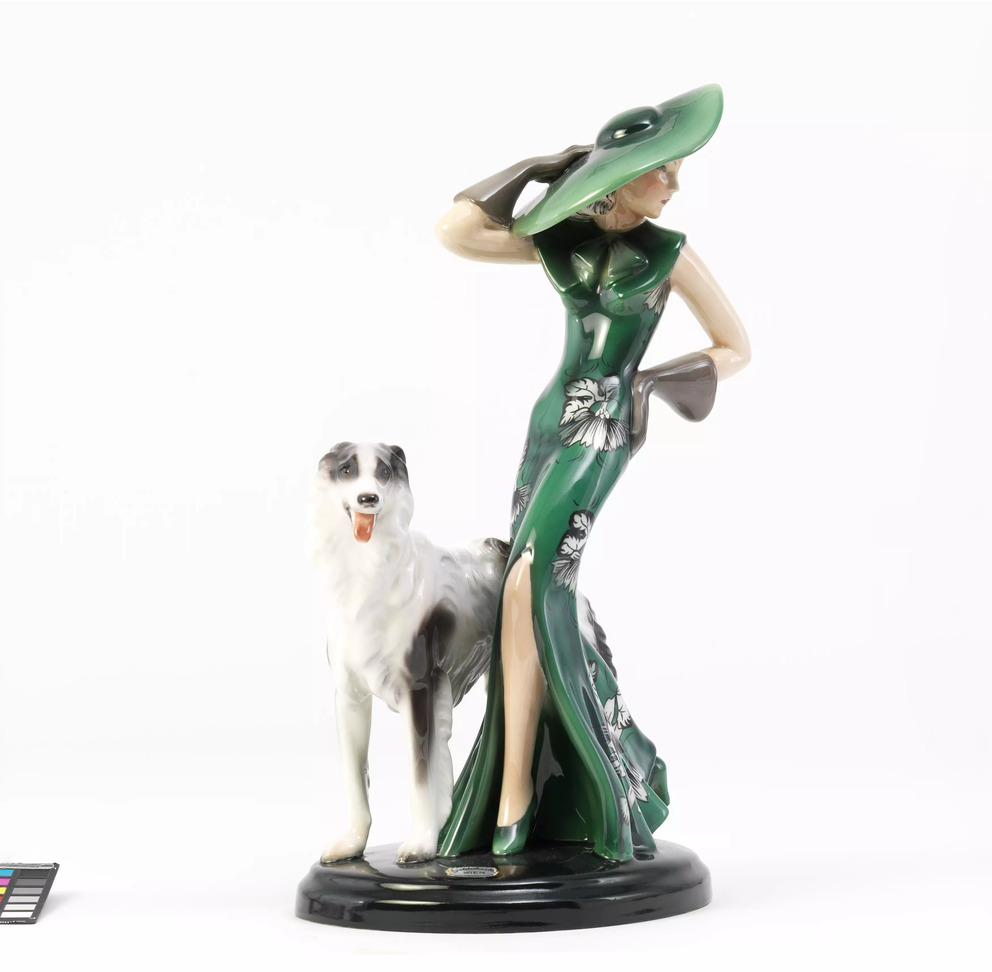 Mondäne Dame mit Barsoi – Wien Museum Online Sammlung