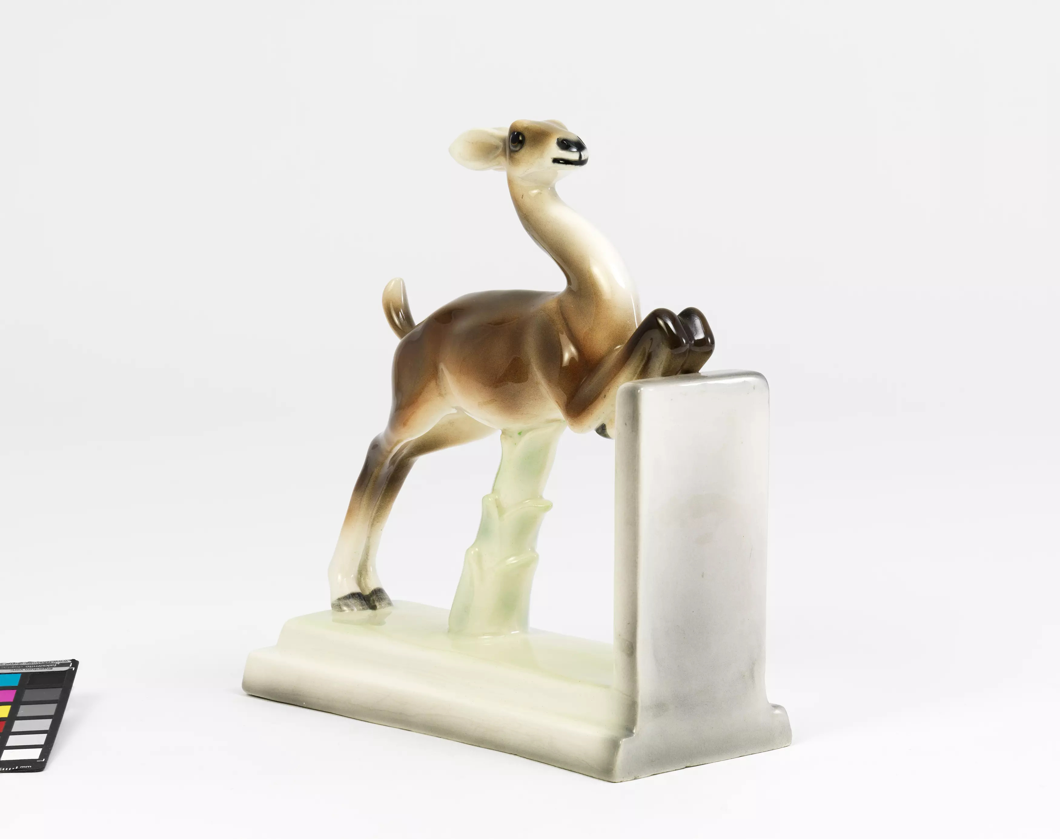 Buchstütze - Springendes Reh – Wien Museum Online Sammlung