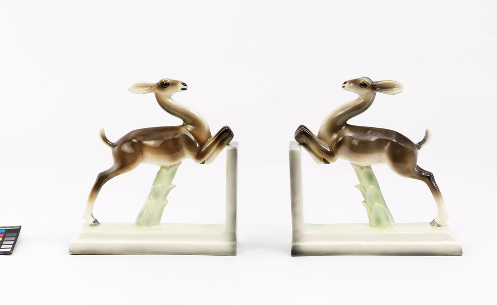 Buchstütze - Springendes Reh – Wien Museum Online Sammlung