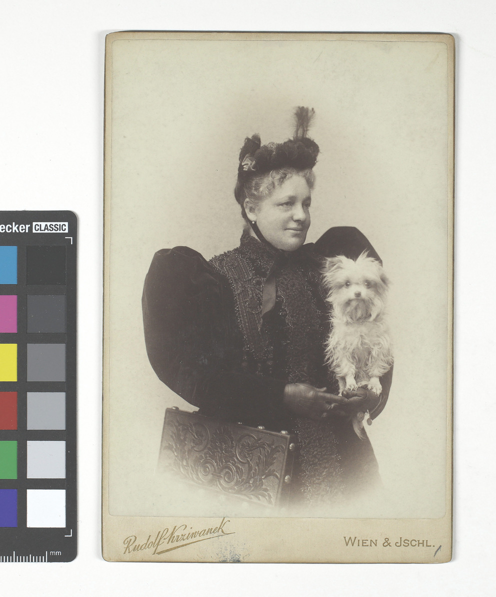 Helene Hartmann, geb. Schneeberger (1843-1898), Schauspielerin mit Hund ...