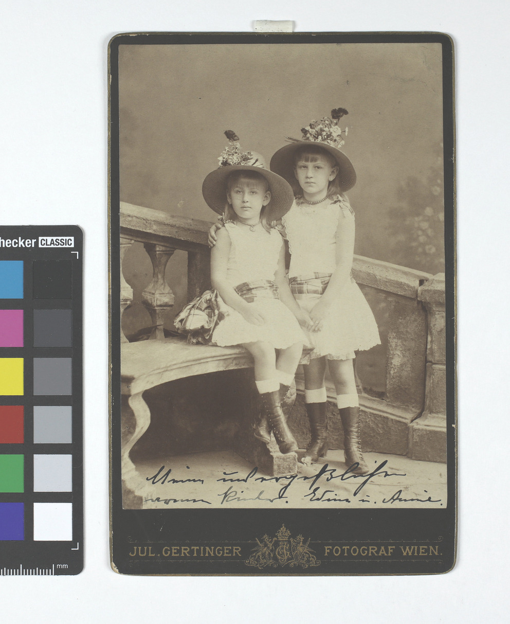 Edina und Anni, die Töchter der Hotelbesitzer Anna und Eduard Sacher ...