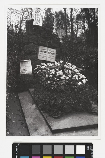 10., Evangelischer Friedhof Matzleinsdorf - Grabstein von Friedrich Hebbel, Christine Hebbel ...