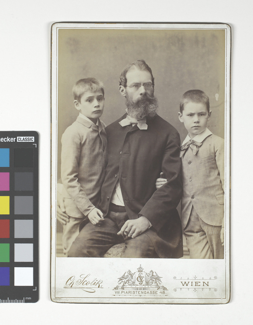 Victor Luntz (1840-1903), Architekt, mit seinen Söhnen Otto und Ivo ...