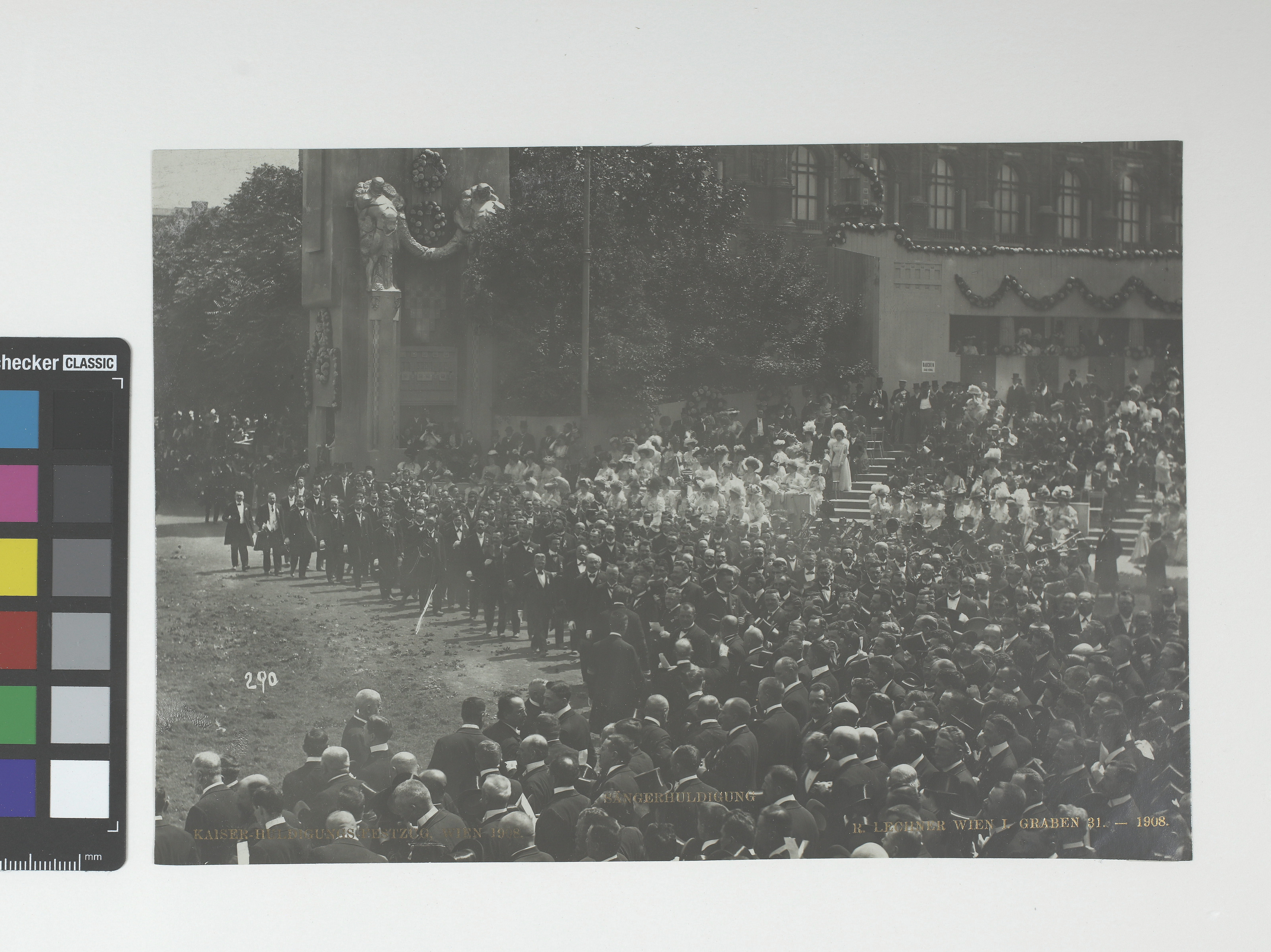 Der Kaiser-Huldigungs-Festzug, Wien 1908. Sängerhuldigung am Festplatz ...